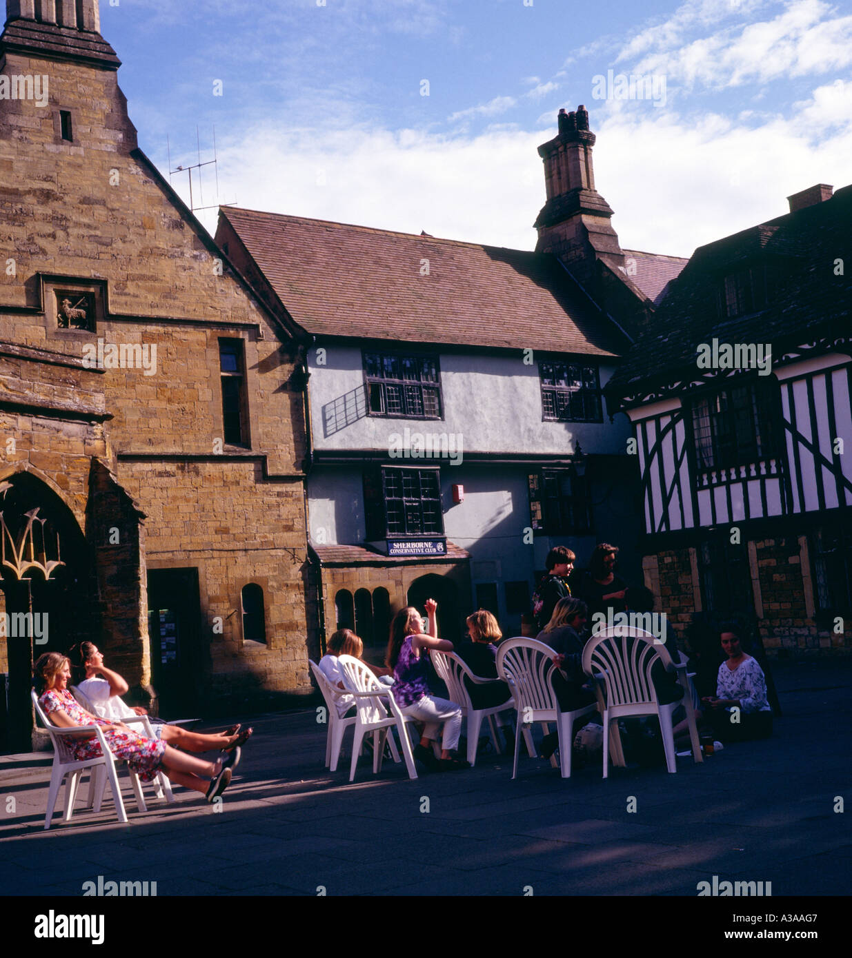 Pub courtyard hi-res stock photography and images - Alamy
