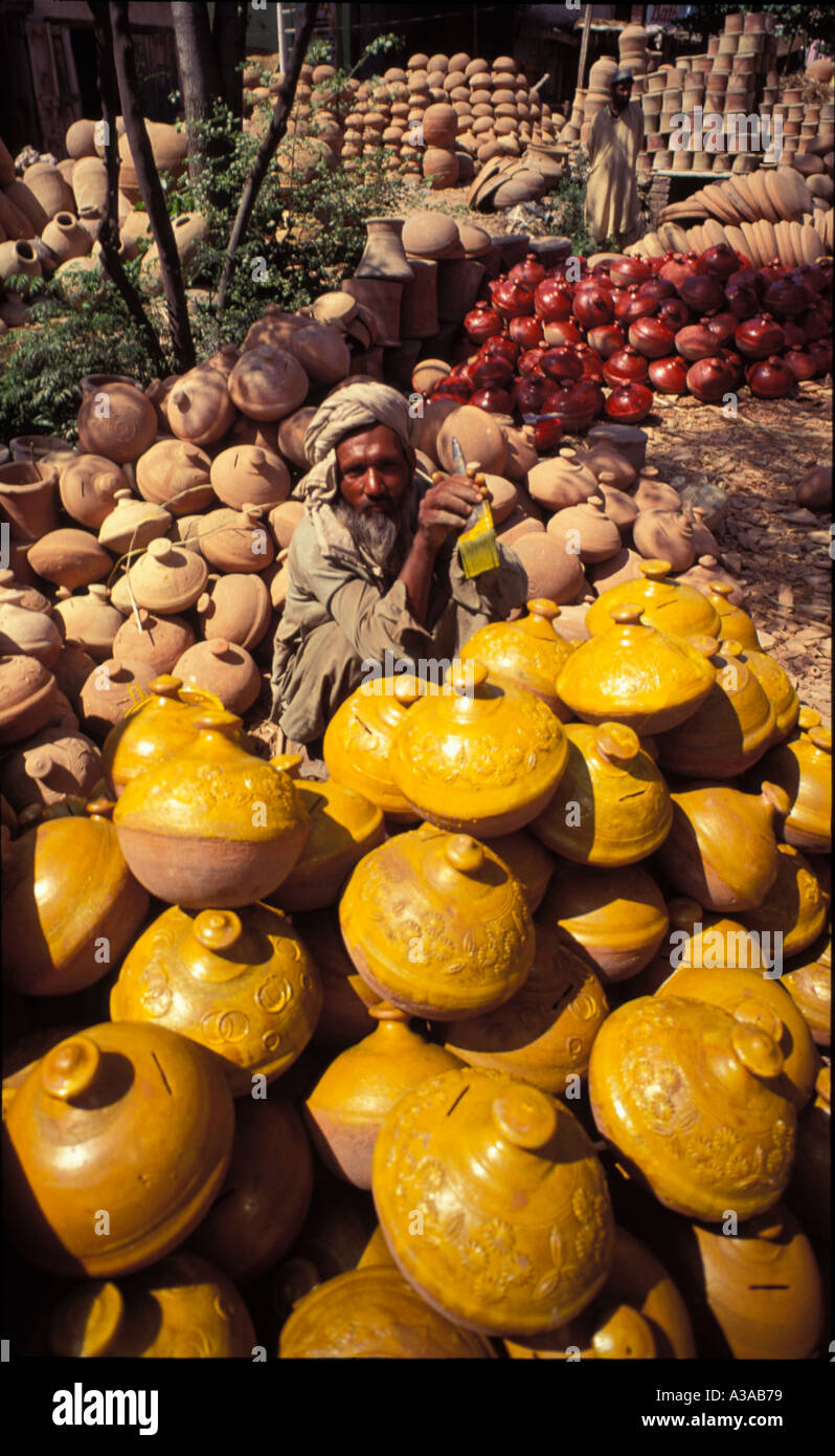 A potter painting vases Lahore Pakistan Stock Photo - Alamy