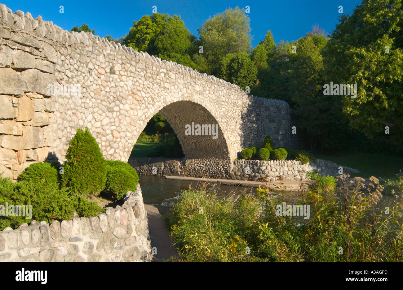 stone bridge river Stock Photo - Alamy