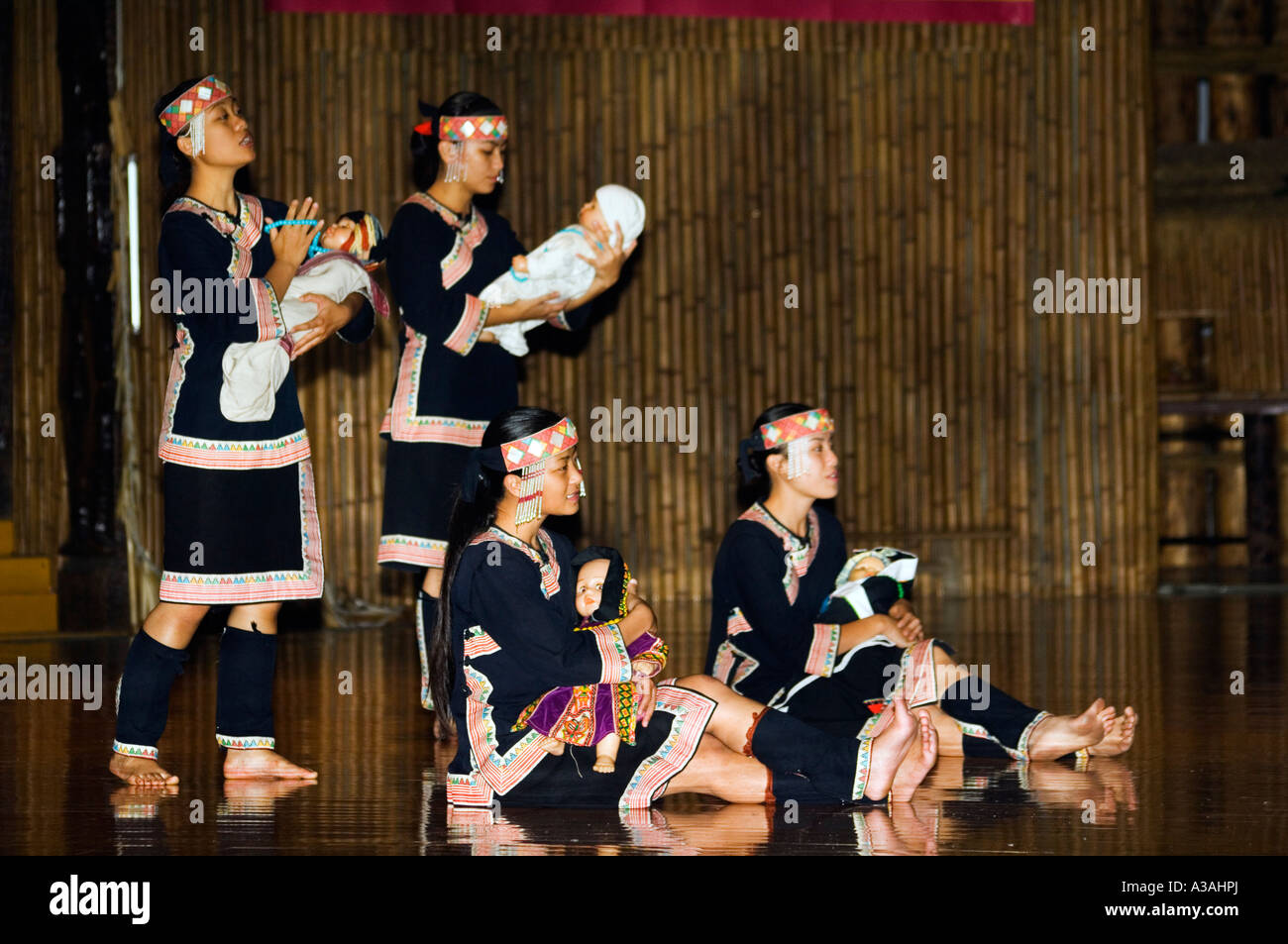 Aboriginal mother and children hi-res stock photography and images - Alamy