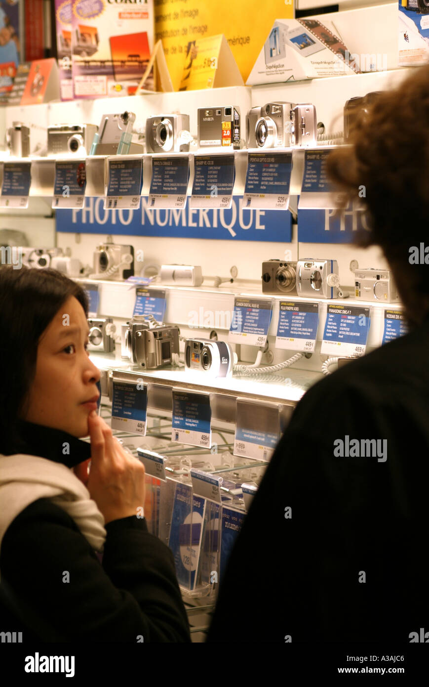 Shoppers share hi-res stock photography and images - Alamy