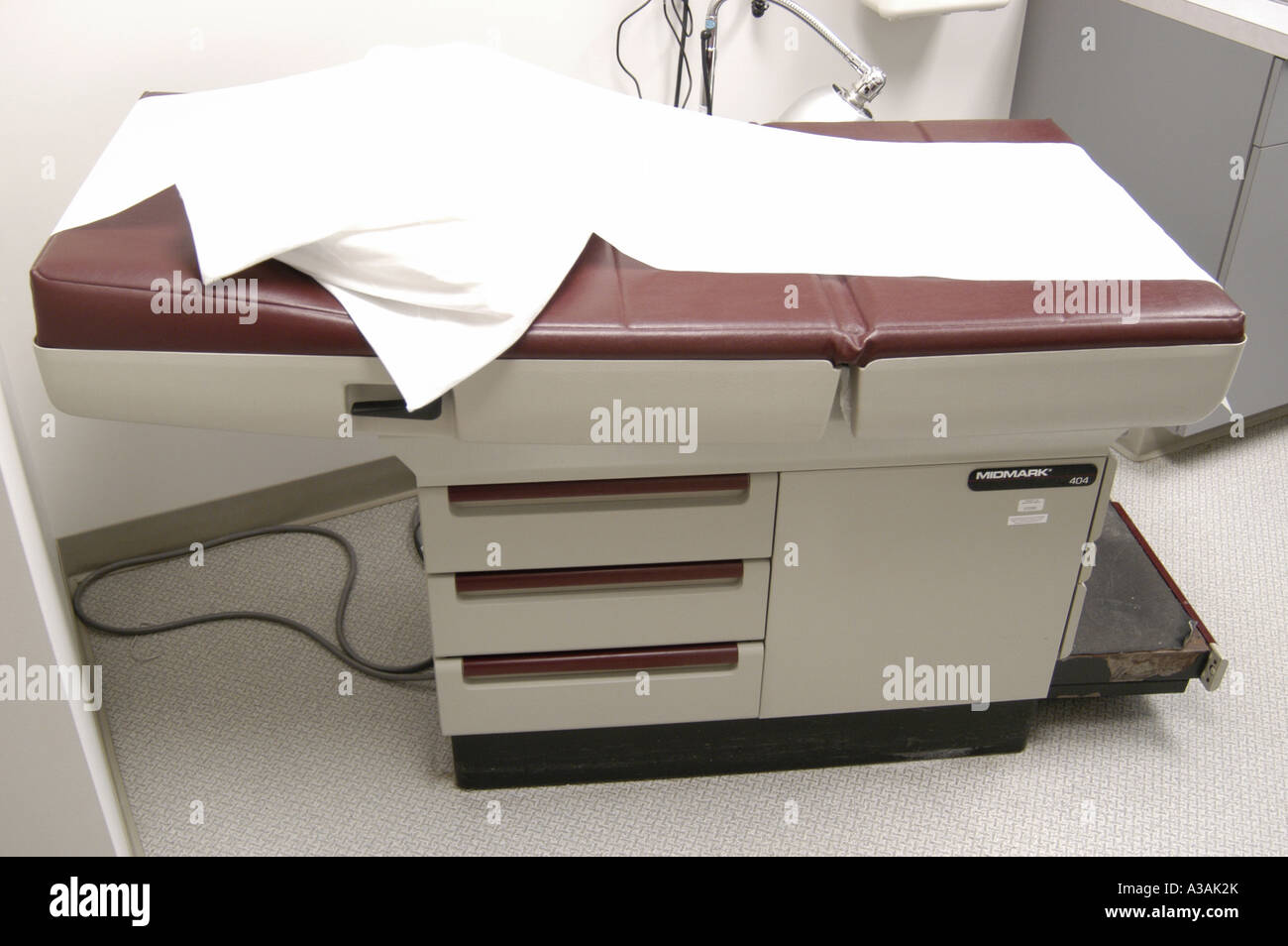 P11 040 Doctor's Examining Table Stock Photo - Alamy
