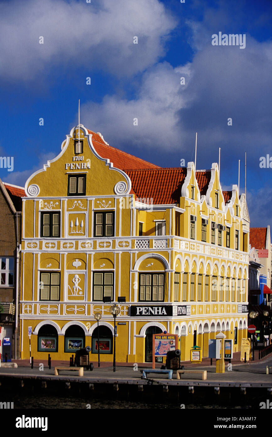Colonial dutch gable roof architecture hi-res stock photography and ...