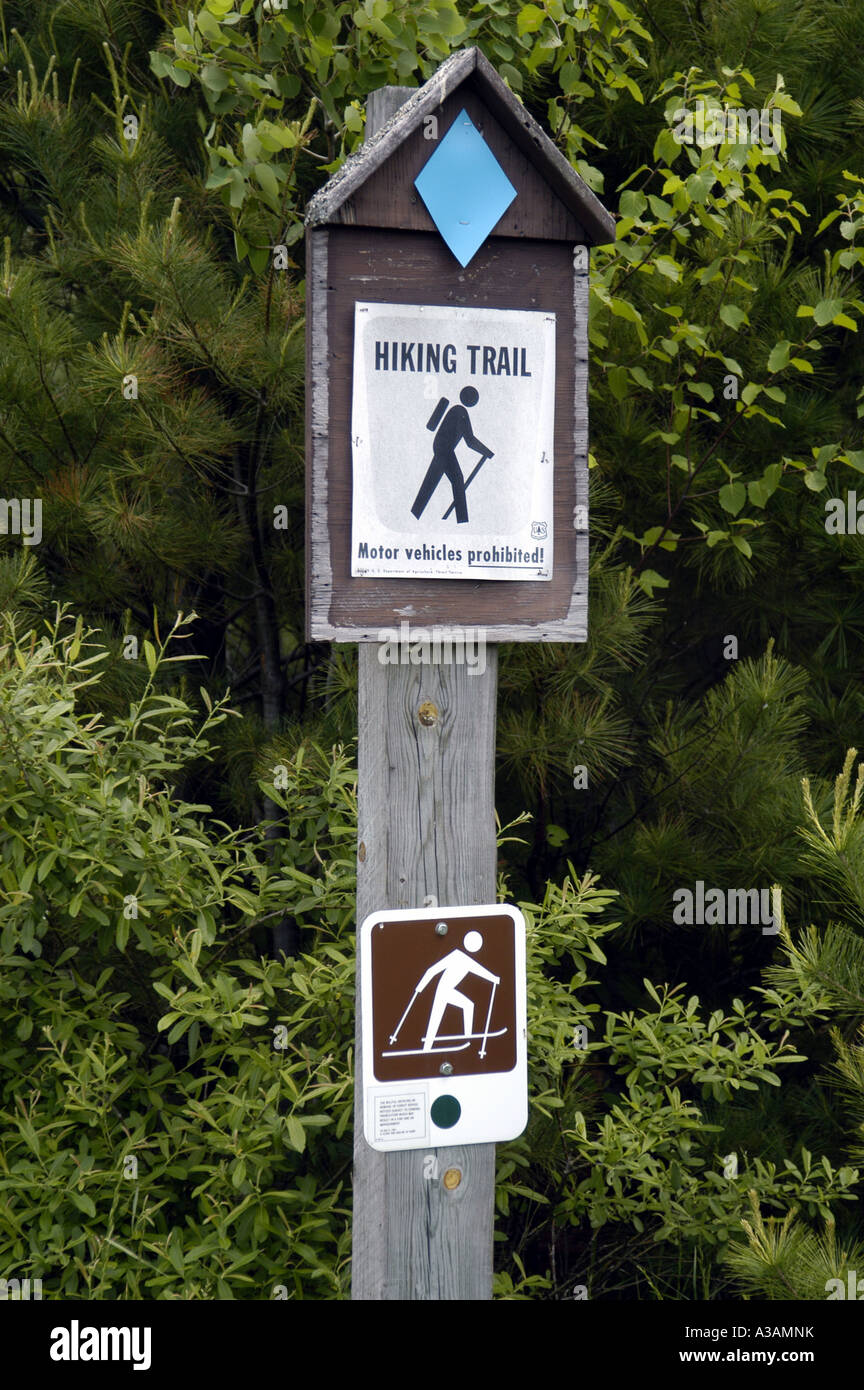 Hiking sign trail hi-res stock photography and images - Alamy