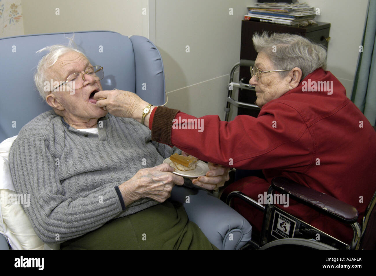 P6 100 Nursing Home Couple Feeding Stock Photo - Alamy