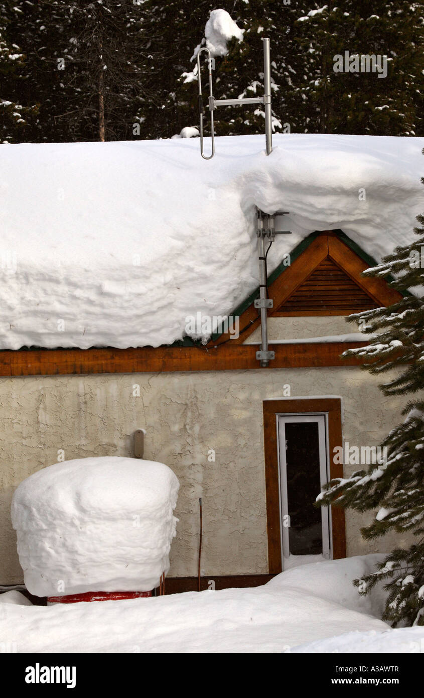 Heavy snow on roof of building Stock Photo - Alamy