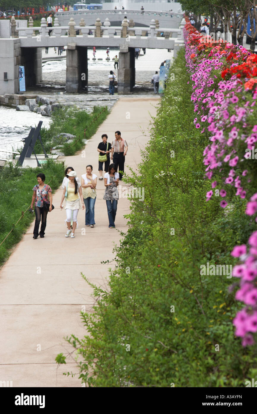 People Walking Alongside Cheonggyecheon Stream Stock Photo - Alamy