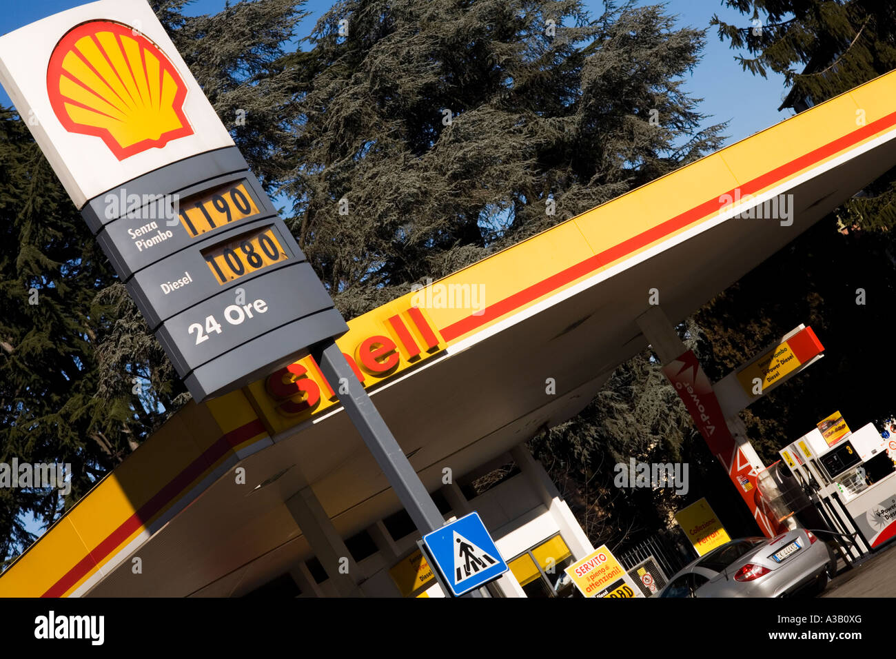 Petrol_station hi-res stock photography and images - Alamy