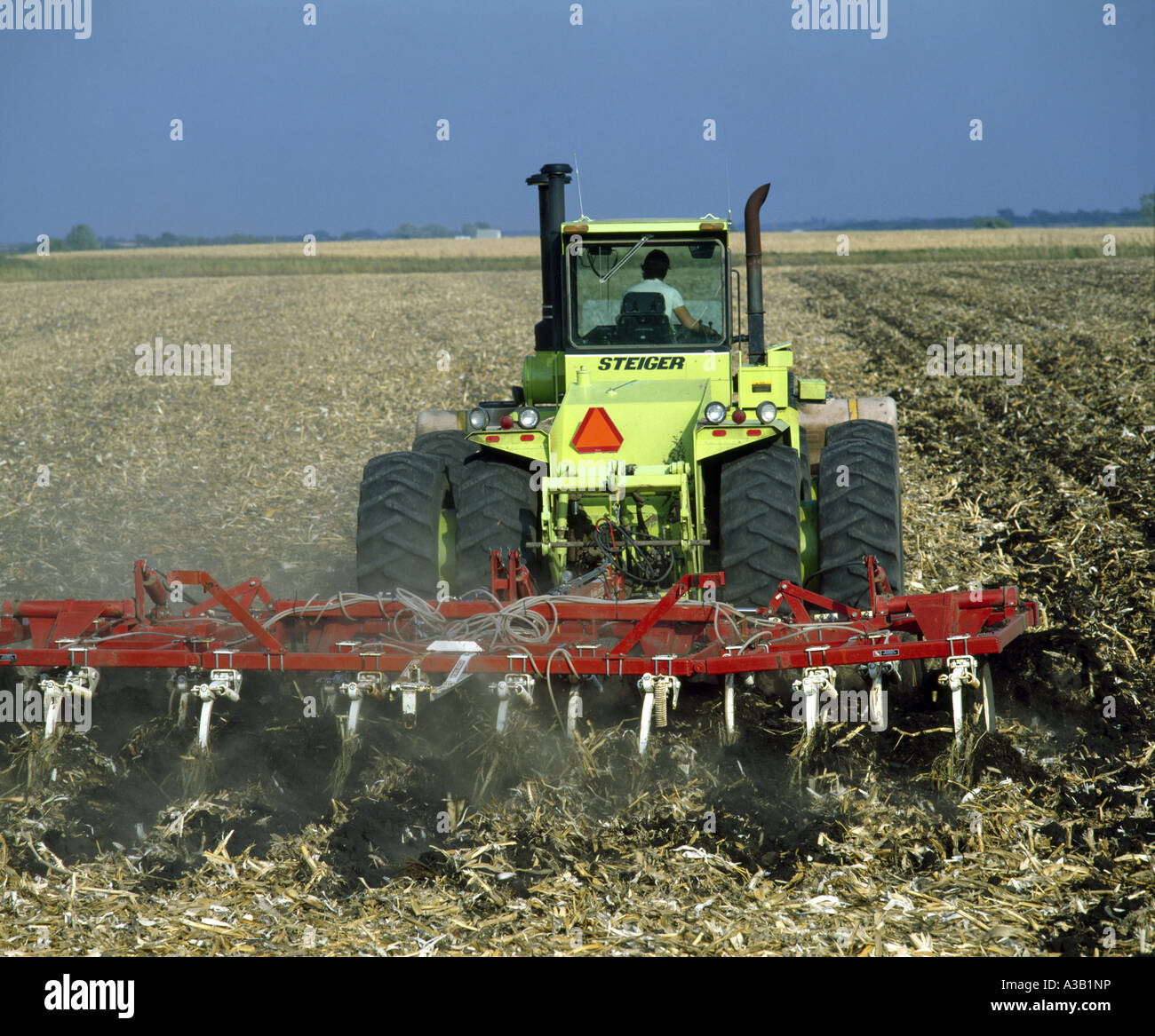 STEIGER TRACTOR WITH UNDERCUTTER AND SWEEPS / IOWA Stock Photo - Alamy