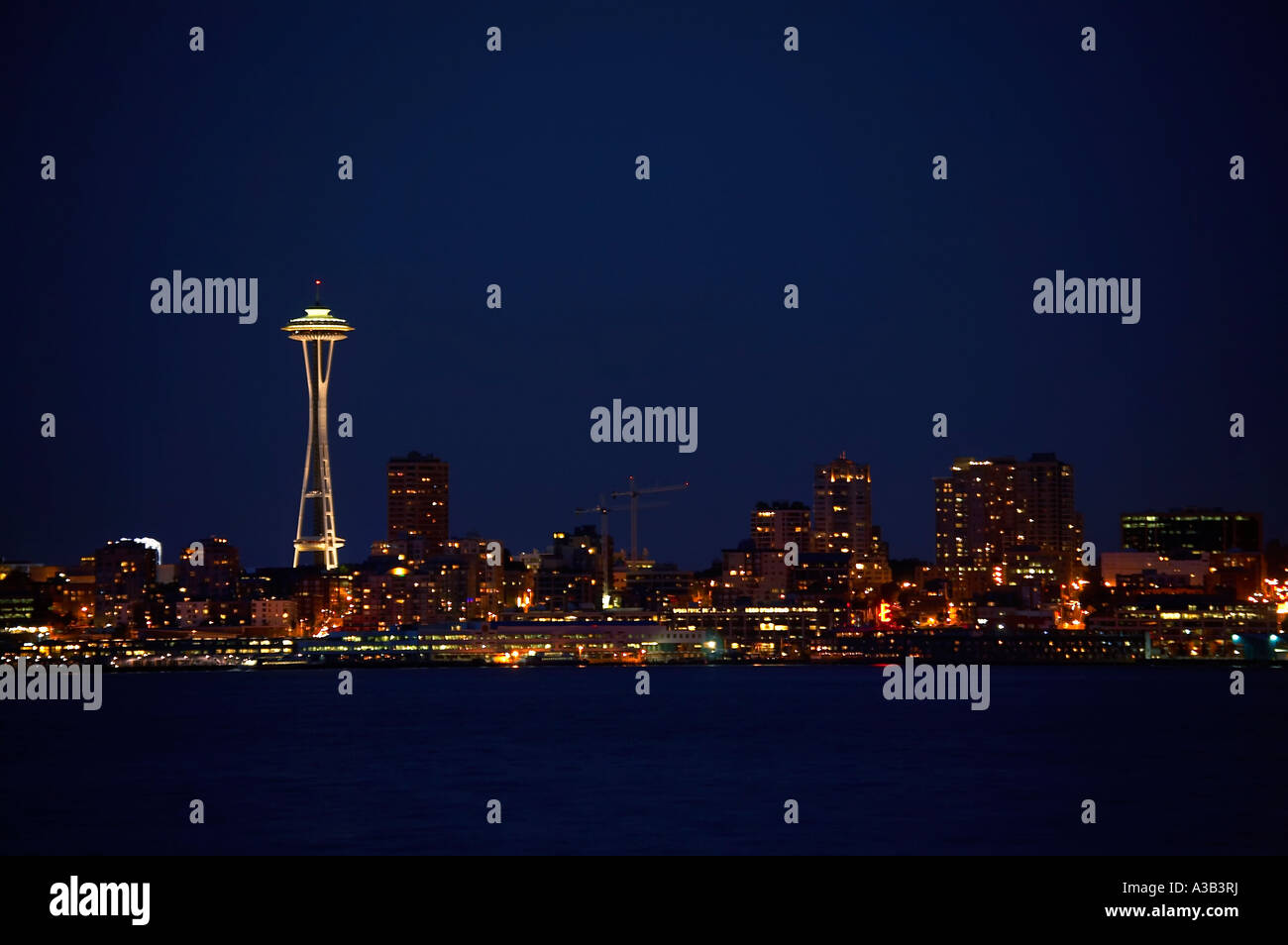 Seattle skyline with Space Needle at night USA Stock Photo - Alamy