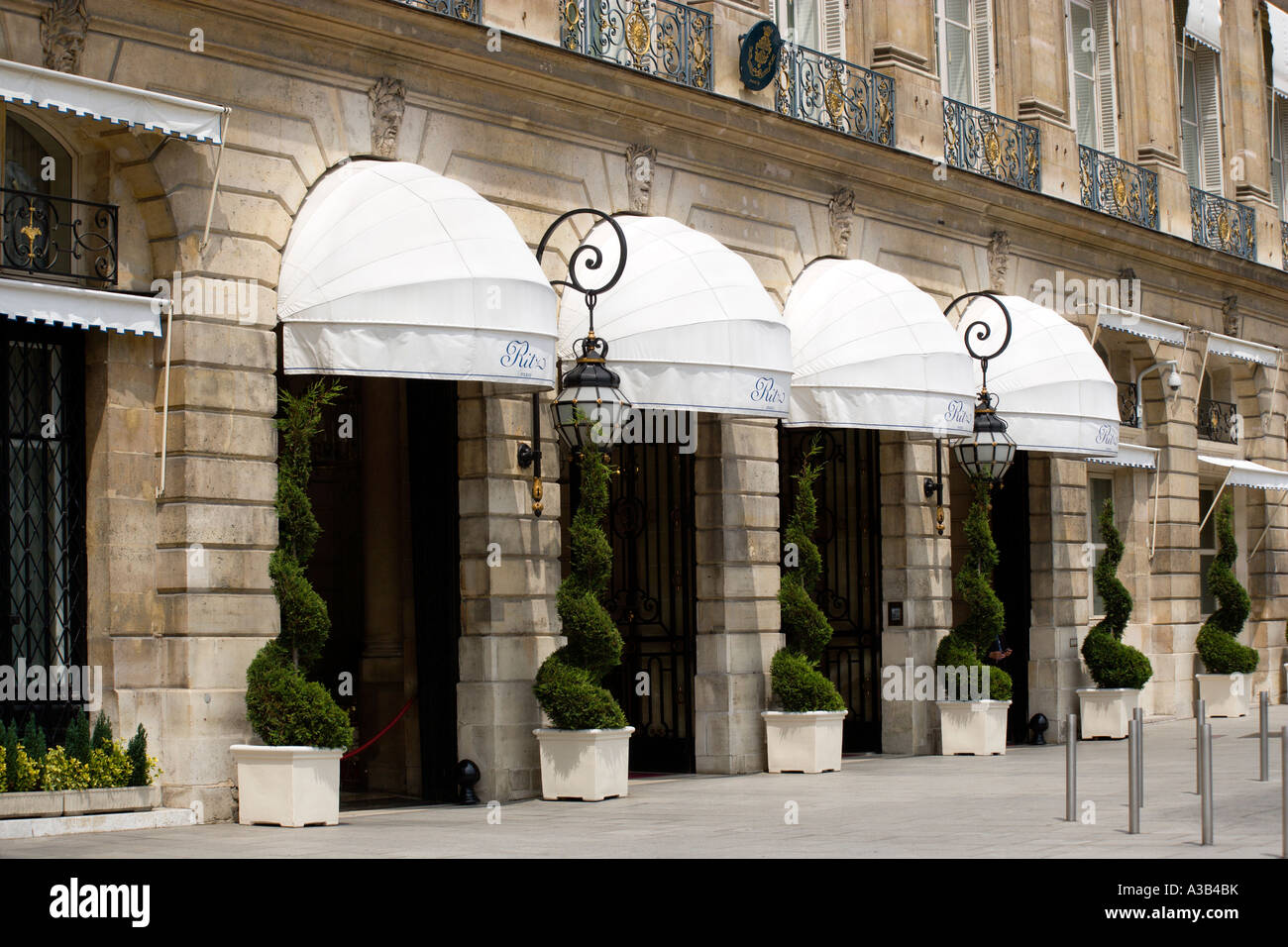 Ritz paris entrance hi-res stock photography and images - Alamy