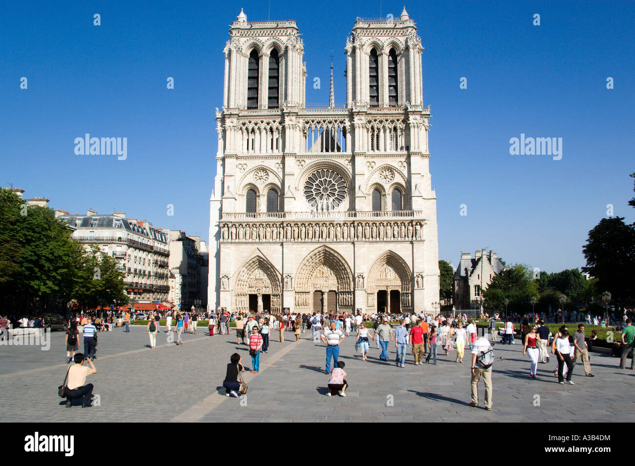 FRANCE Ile de France Paris Ile De La Cite Place du Parvis Notre Dame ...