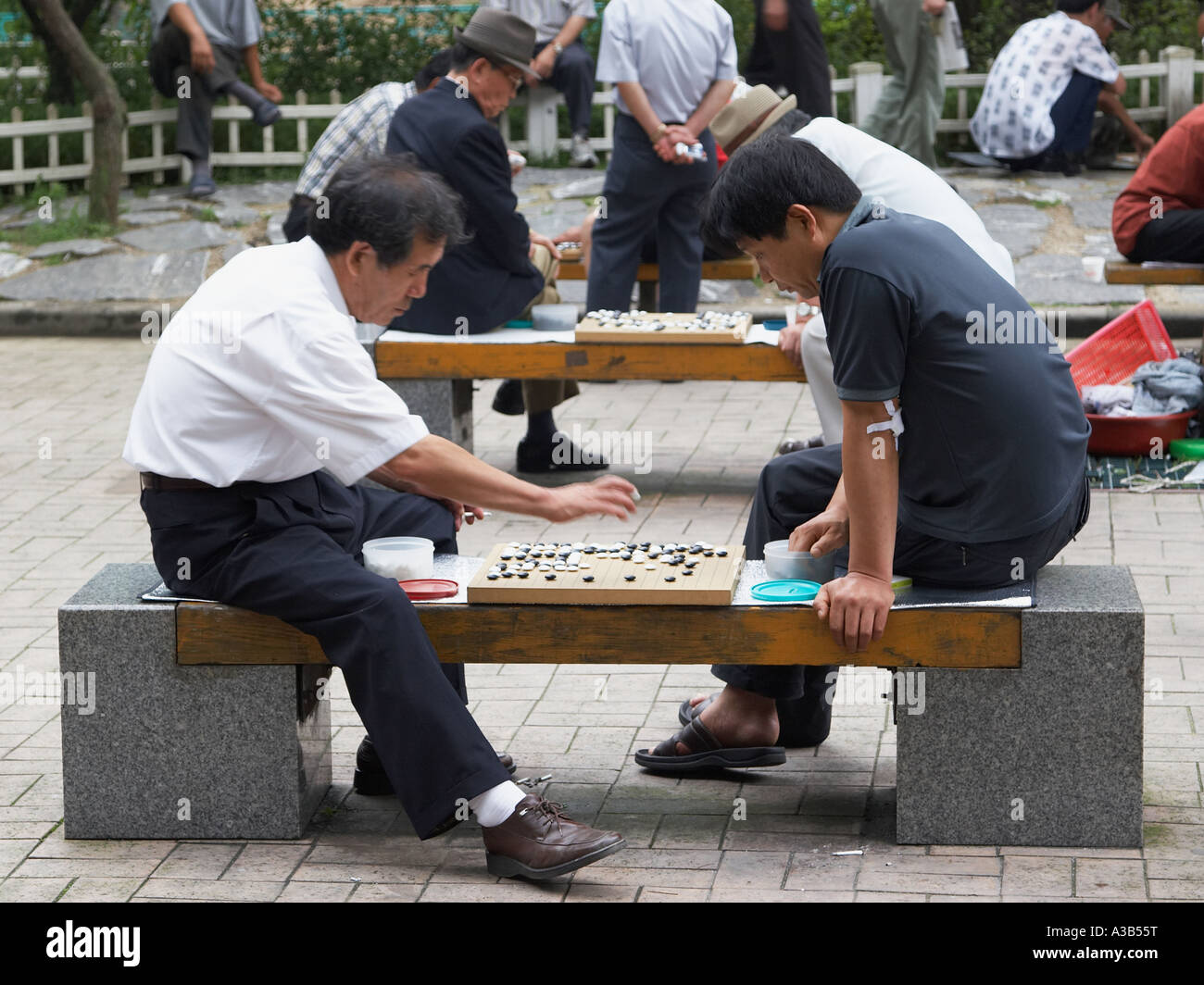 Men Playing Checkers In Park Stock Photo - Alamy