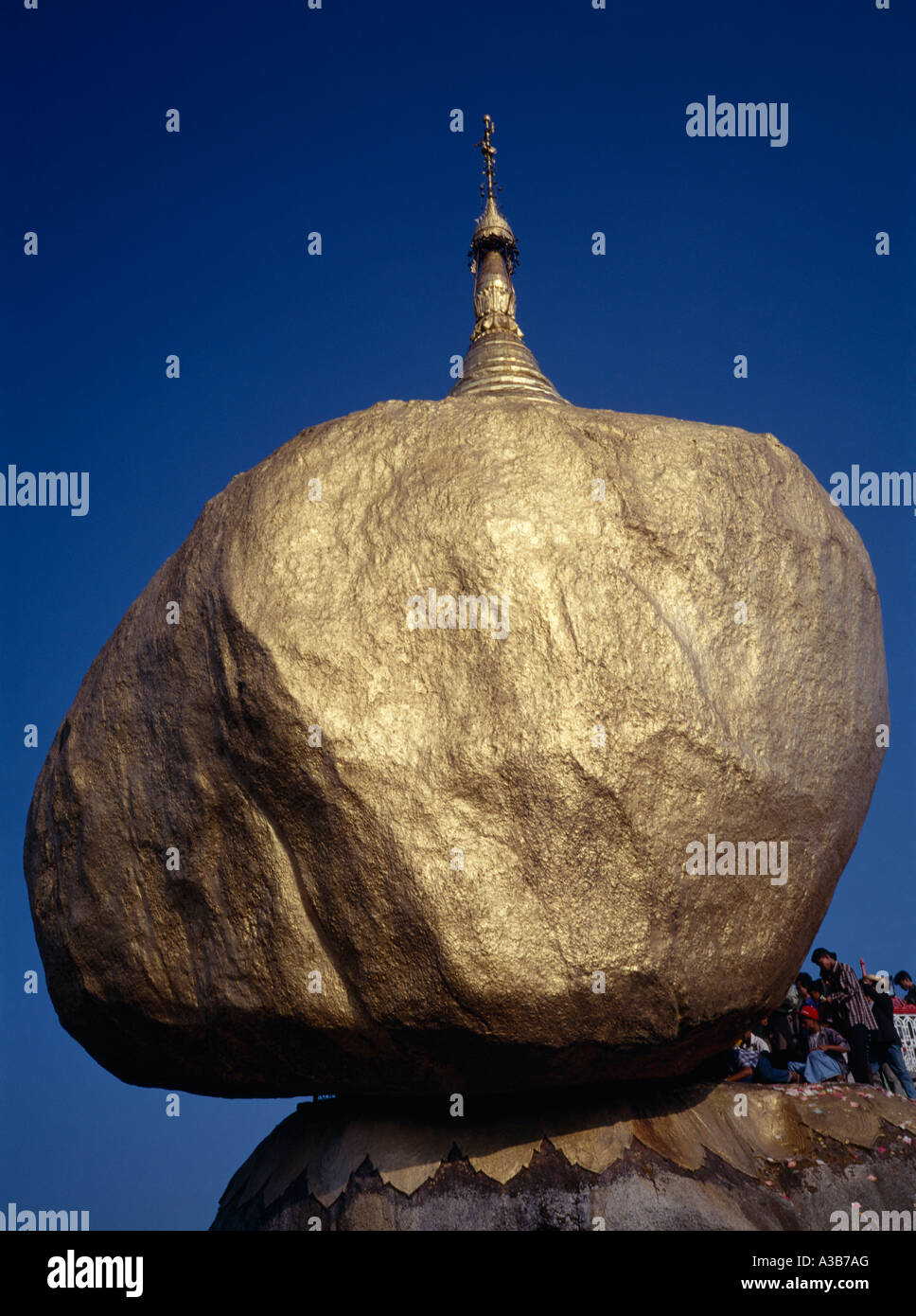 Bago the golden rock at kyaiktiyo pagoda hi-res stock photography and ...