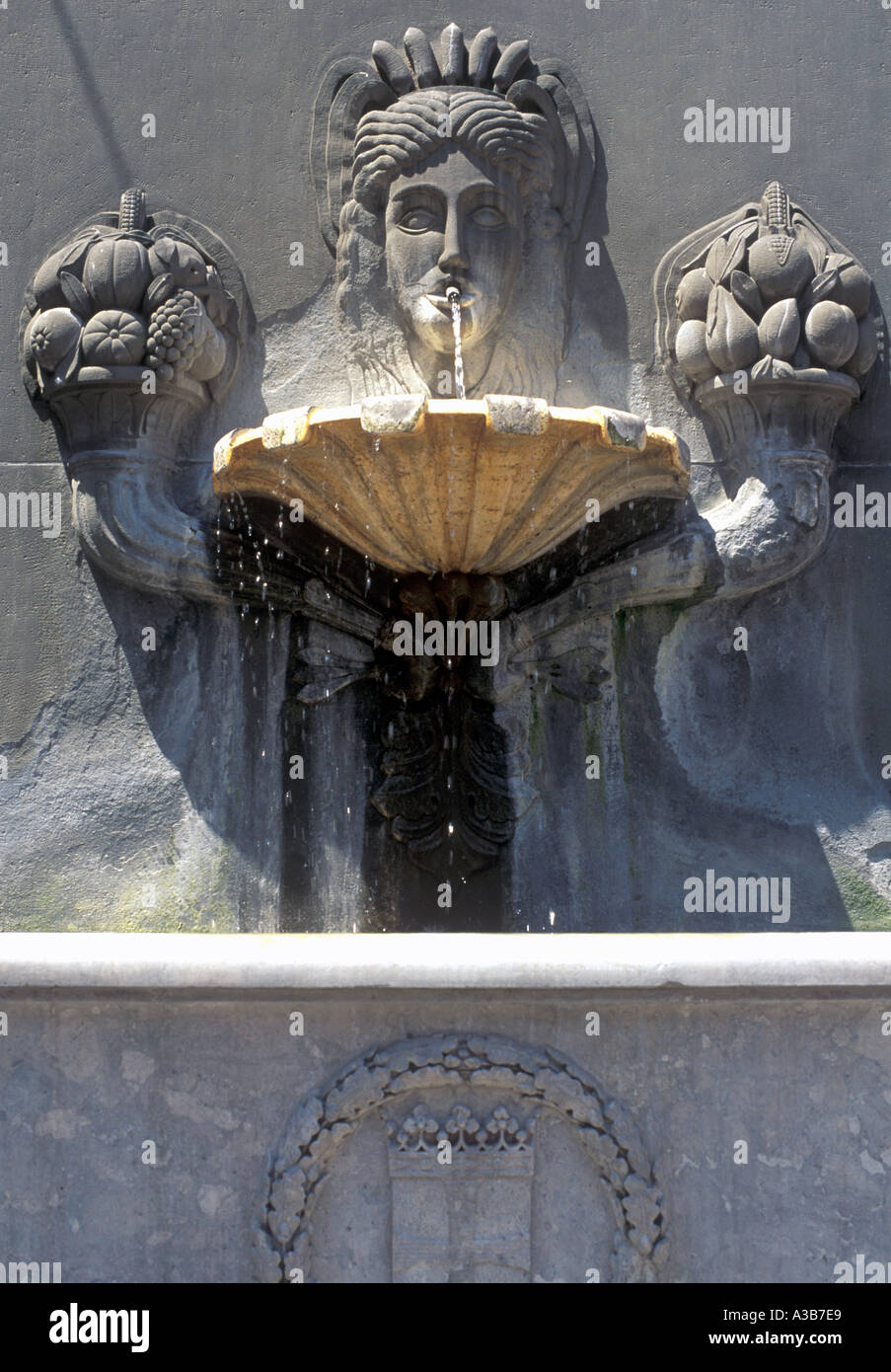 Shell water fountain hi-res stock photography and images - Alamy