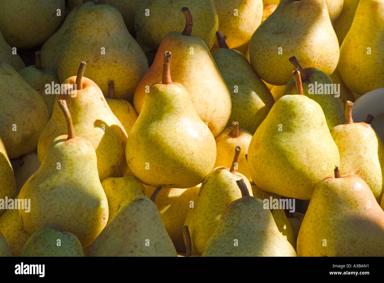 Stack of pears on display at the market Stock Photo - Alamy