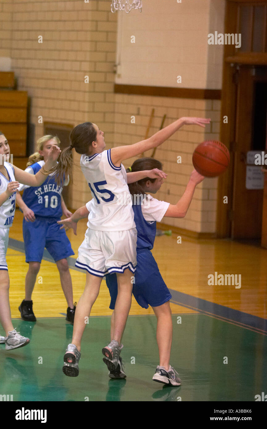 Middle school girl basketball team hi-res stock photography and images ...