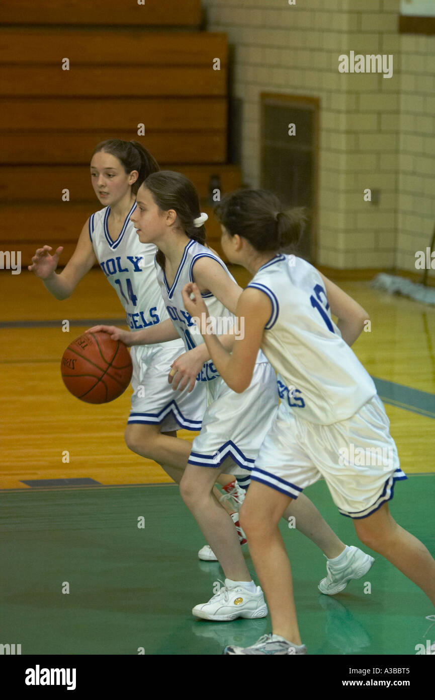 Middle school girls basketball team hi-res stock photography and images ...