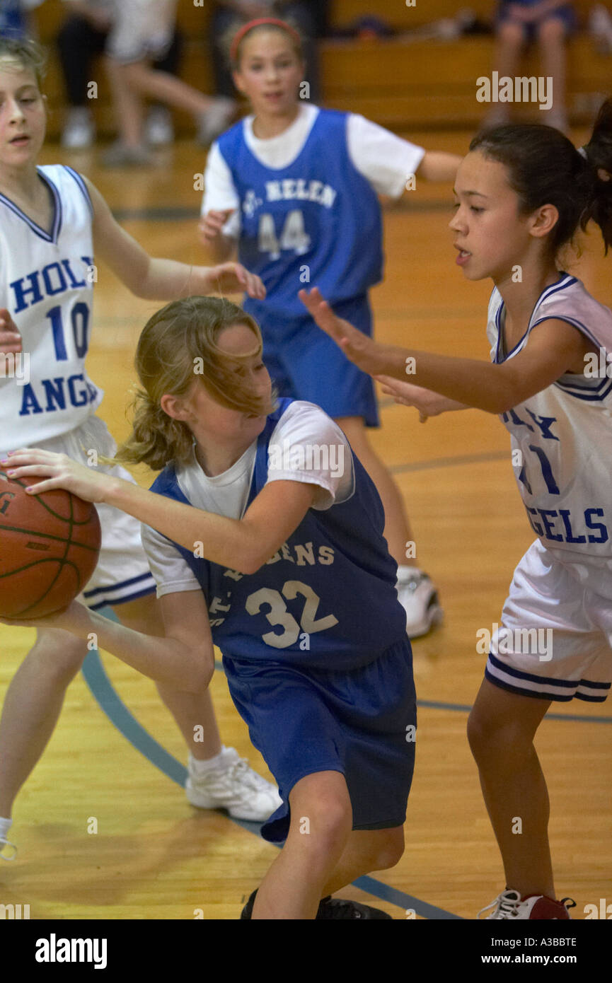 Middle school girl basketball team hi-res stock photography and images ...