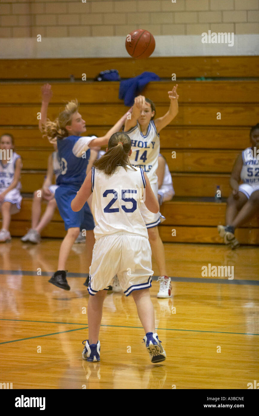 Middle school girl basketball team hi-res stock photography and images ...
