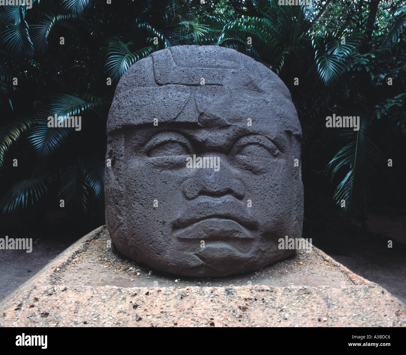 Olmec statue hi-res stock photography and images - Alamy
