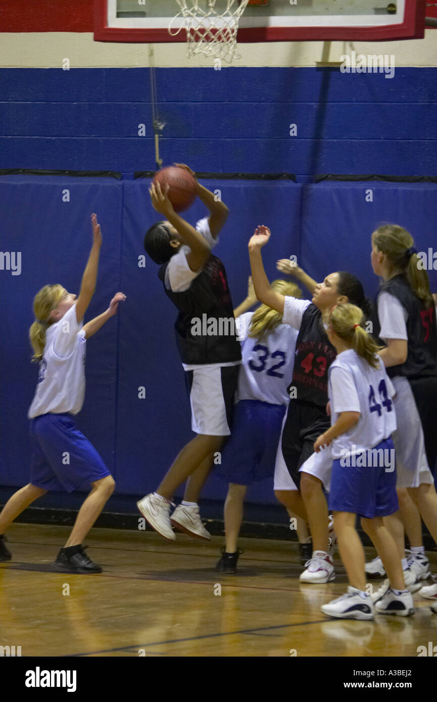 Middle school girl basketball team hi-res stock photography and images ...