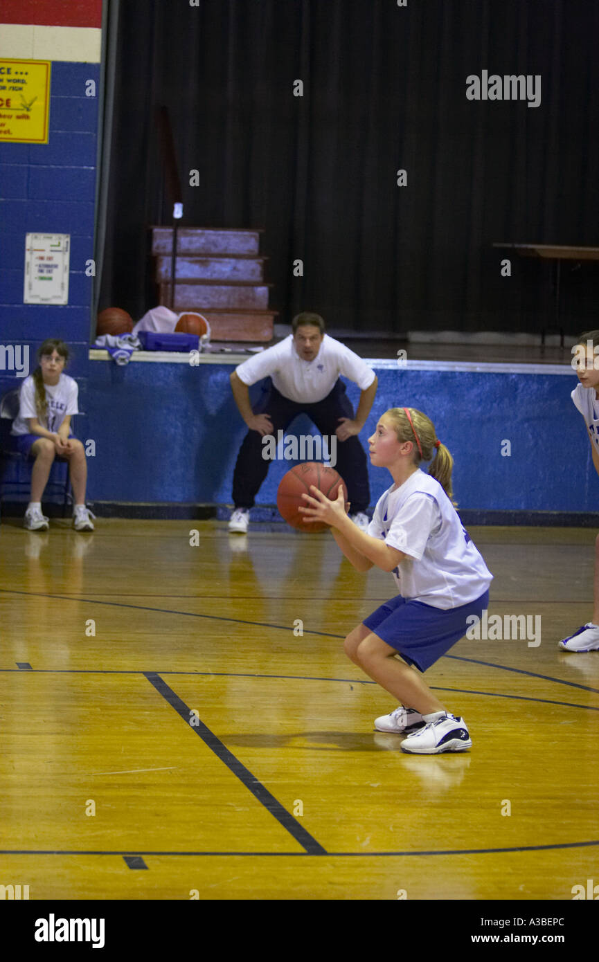 Middle school girl basketball team hi-res stock photography and images ...
