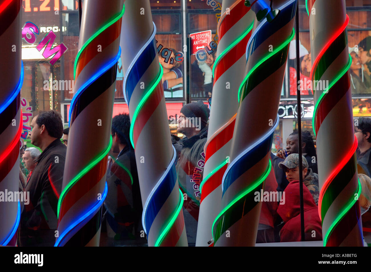 Customers outside the Toys R Us store in Times Square in NYC Stock ...