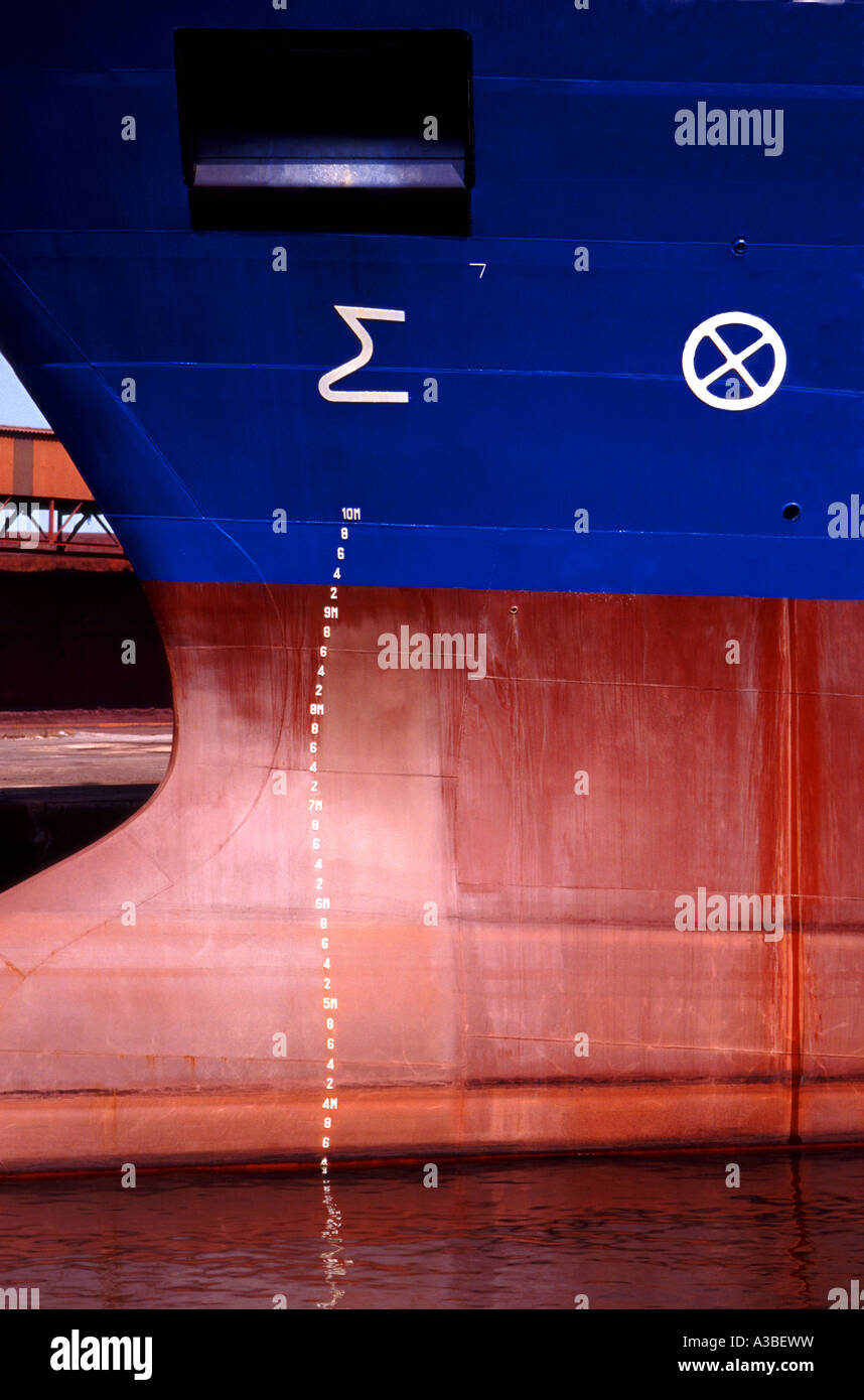 BOW SECTION OF SHIP SHOWING BOUYANCY LEVELS AND PLIMSOLL LINE Stock ...