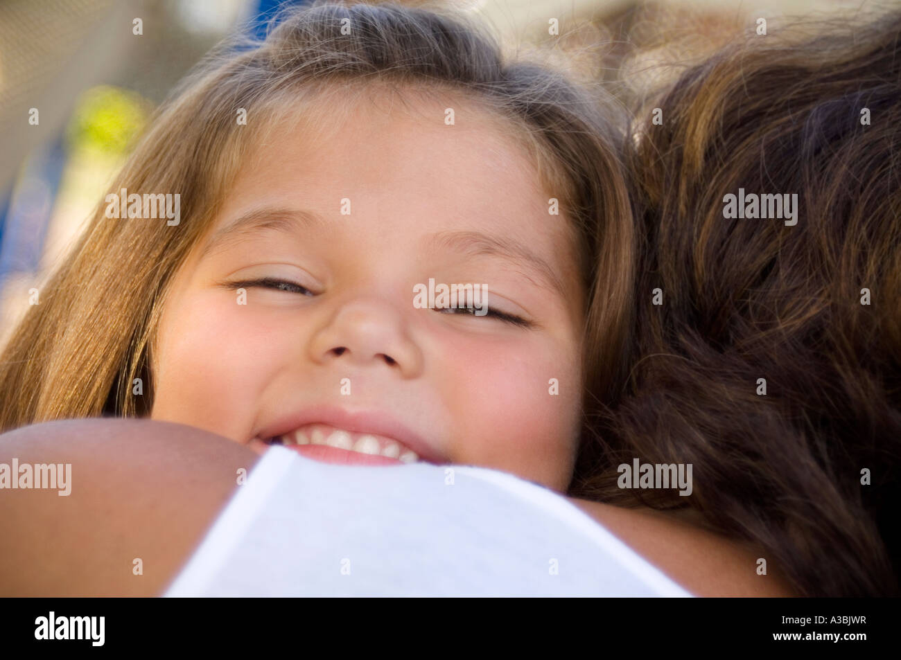 Mom and daughter hugging Stock Photo - Alamy