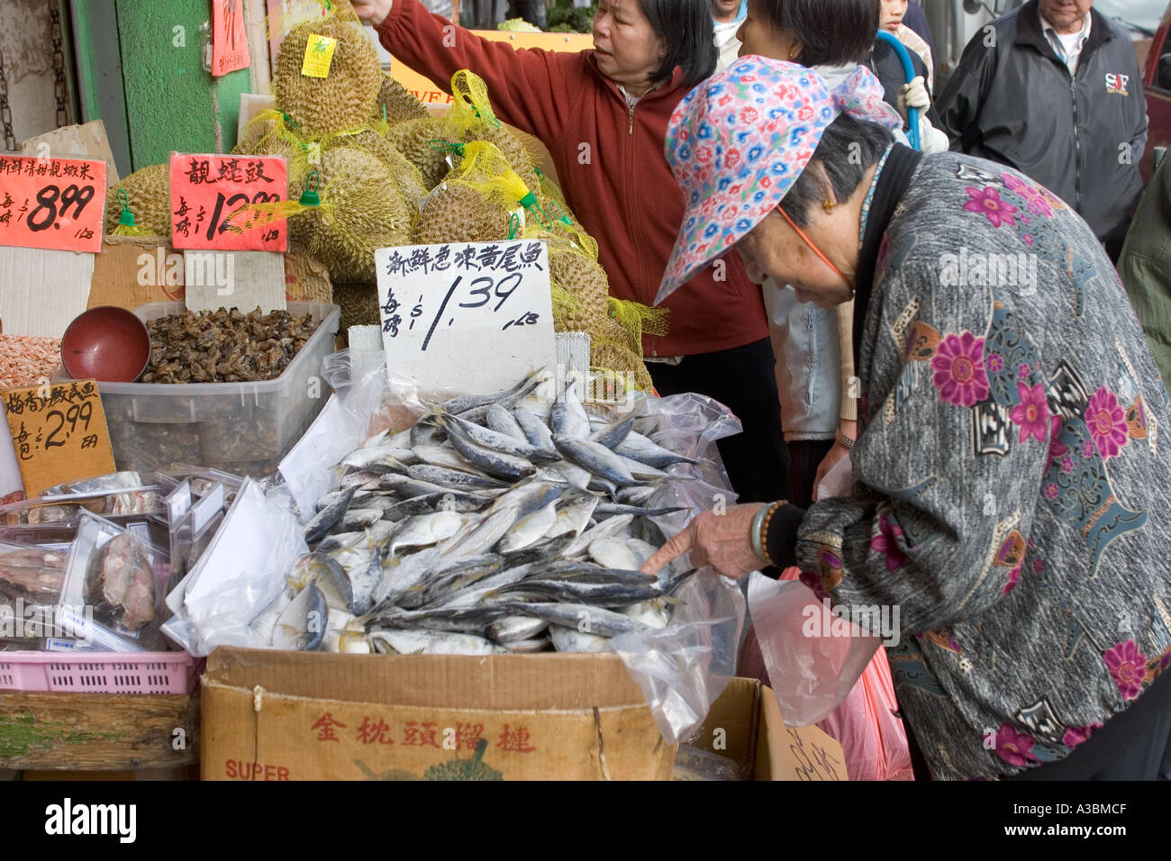 Chinatown san francisco shopping fish hi-res stock photography and ...