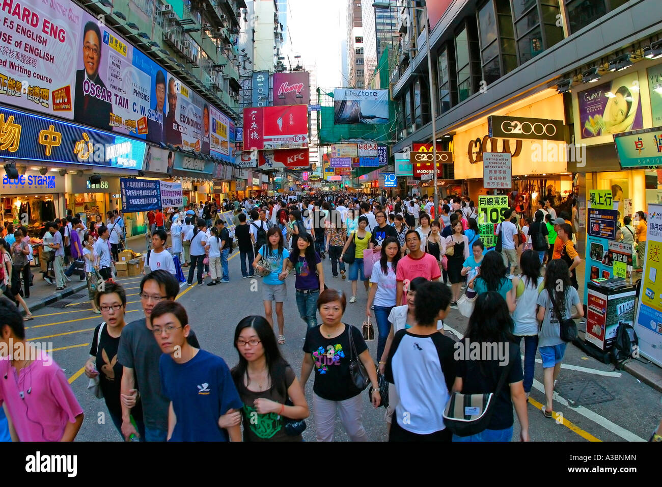 Hong Kong street crowd Stock Photo - Alamy
