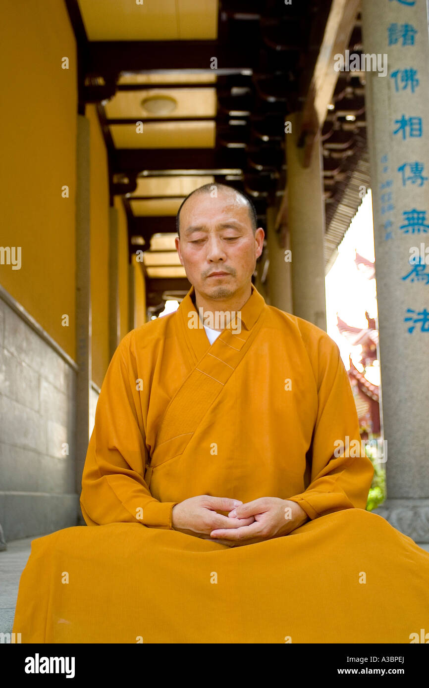 Buddhist temple and monk Stock Photo - Alamy