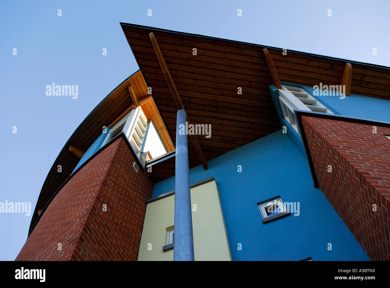 Modern overhanging roof hi-res stock photography and images - Alamy