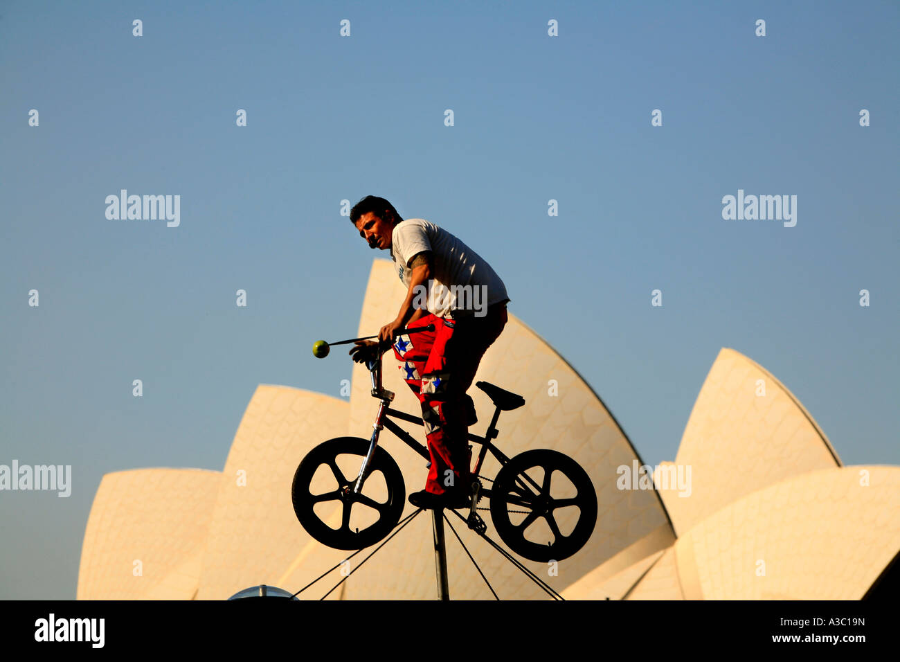 A street acrobatic artist entertains crowds at Circular Quay in Sydney ...