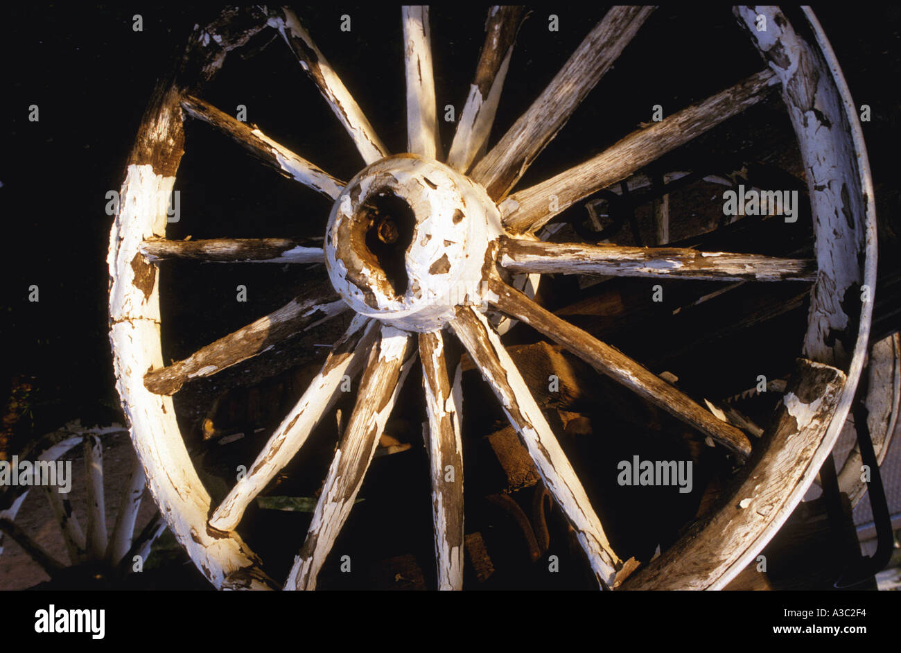 Wooden old wheel Stock Photo - Alamy