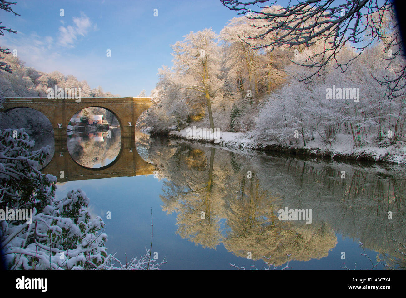 Prebends Bridge and snow covered tree reflected in a still river Stock ...