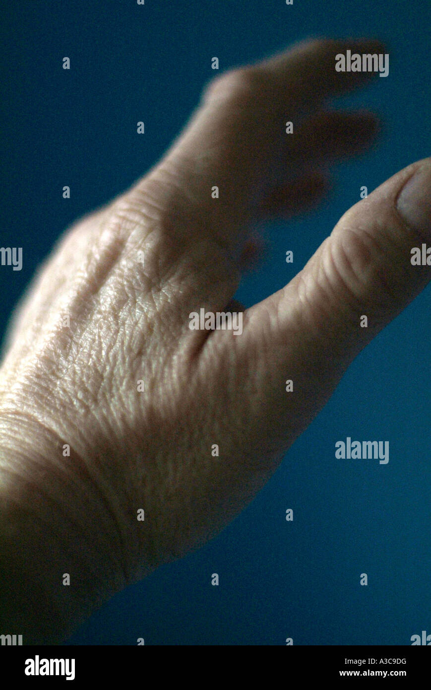 Old mans hand hi-res stock photography and images - Alamy