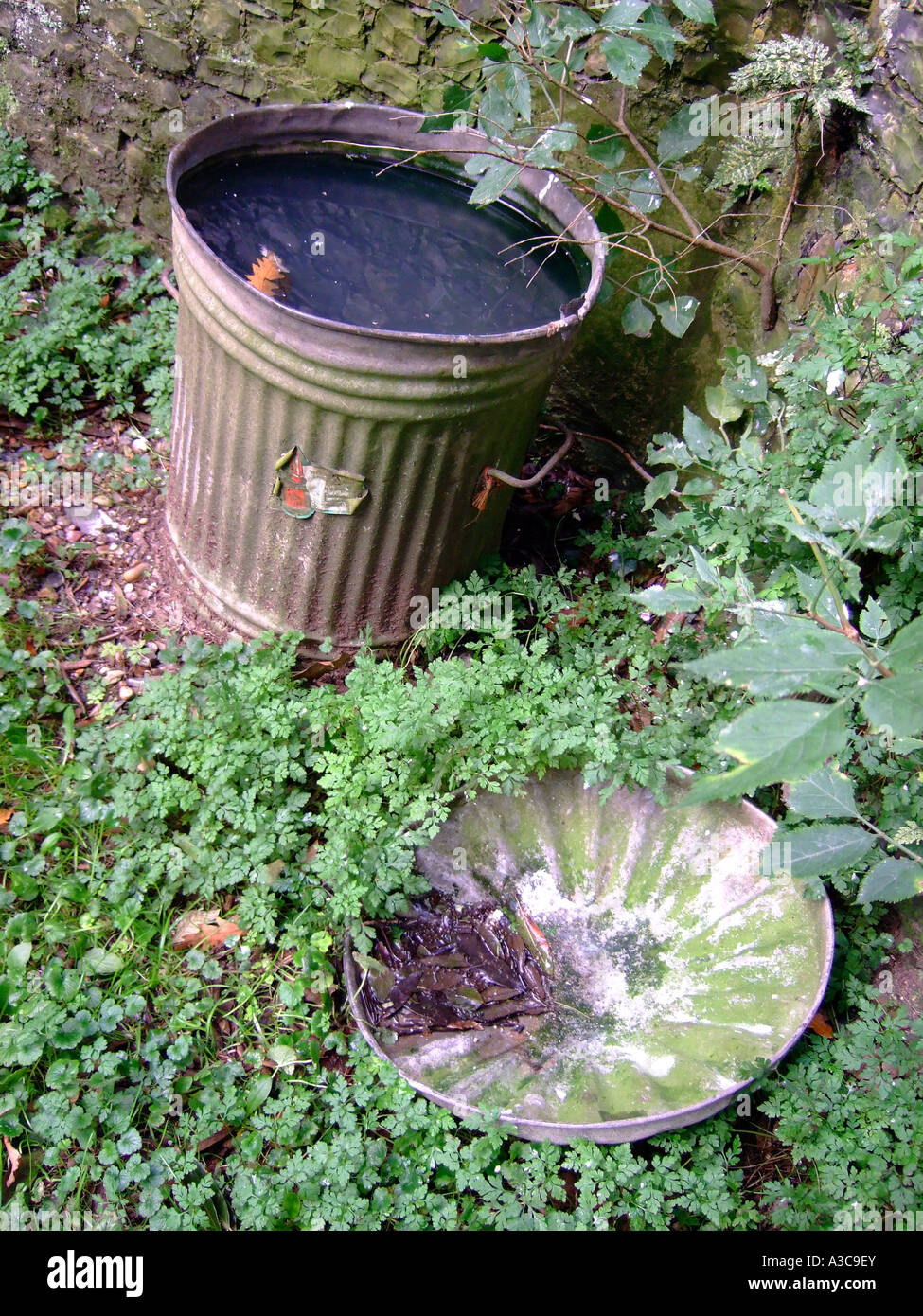 Dustbin lid water hi-res stock photography and images - Alamy