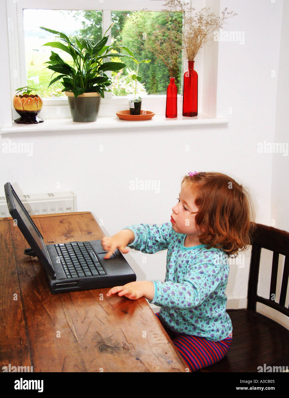 Kids computer skills hi-res stock photography and images - Alamy