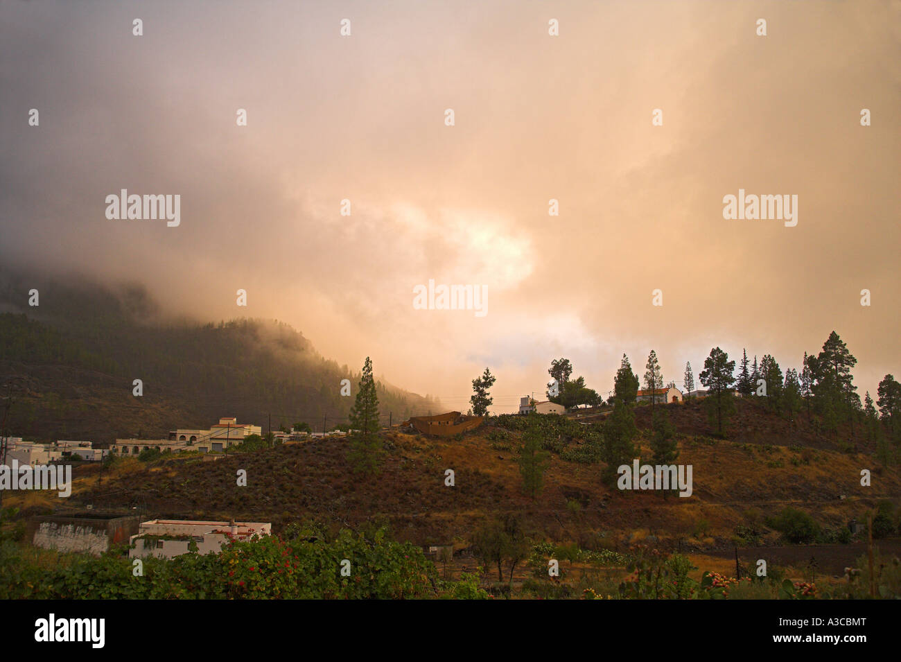 Regen in den Bergen Raining in the Mountains Stock Photo - Alamy