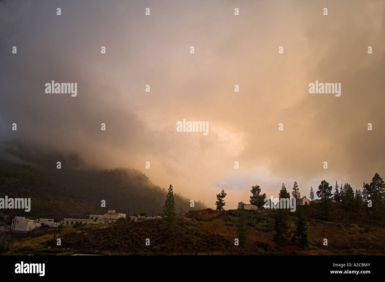 Regen in den Bergen Raining in the Mountains Stock Photo - Alamy