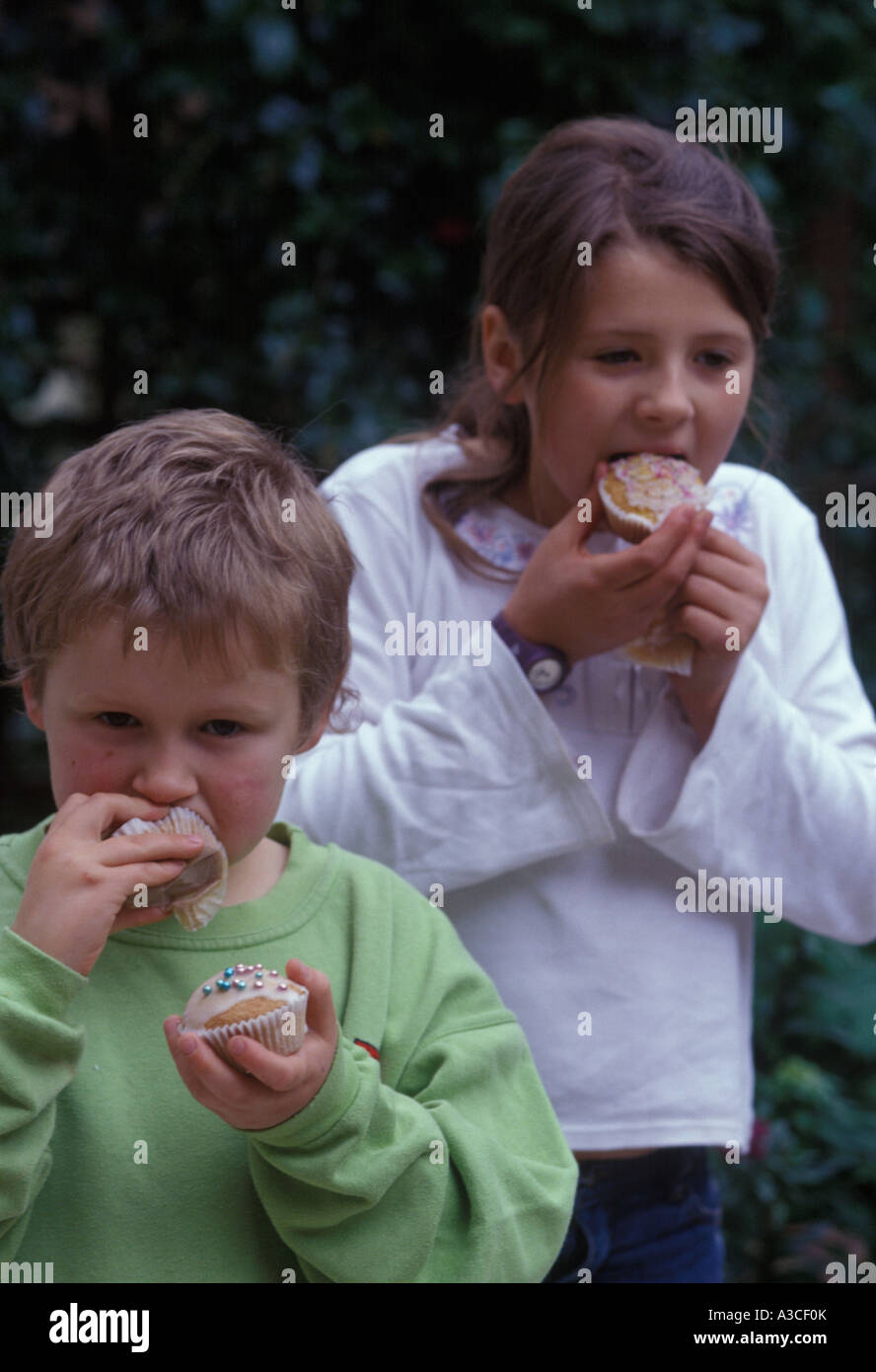 children eating fairy cakes Stock Photo - Alamy