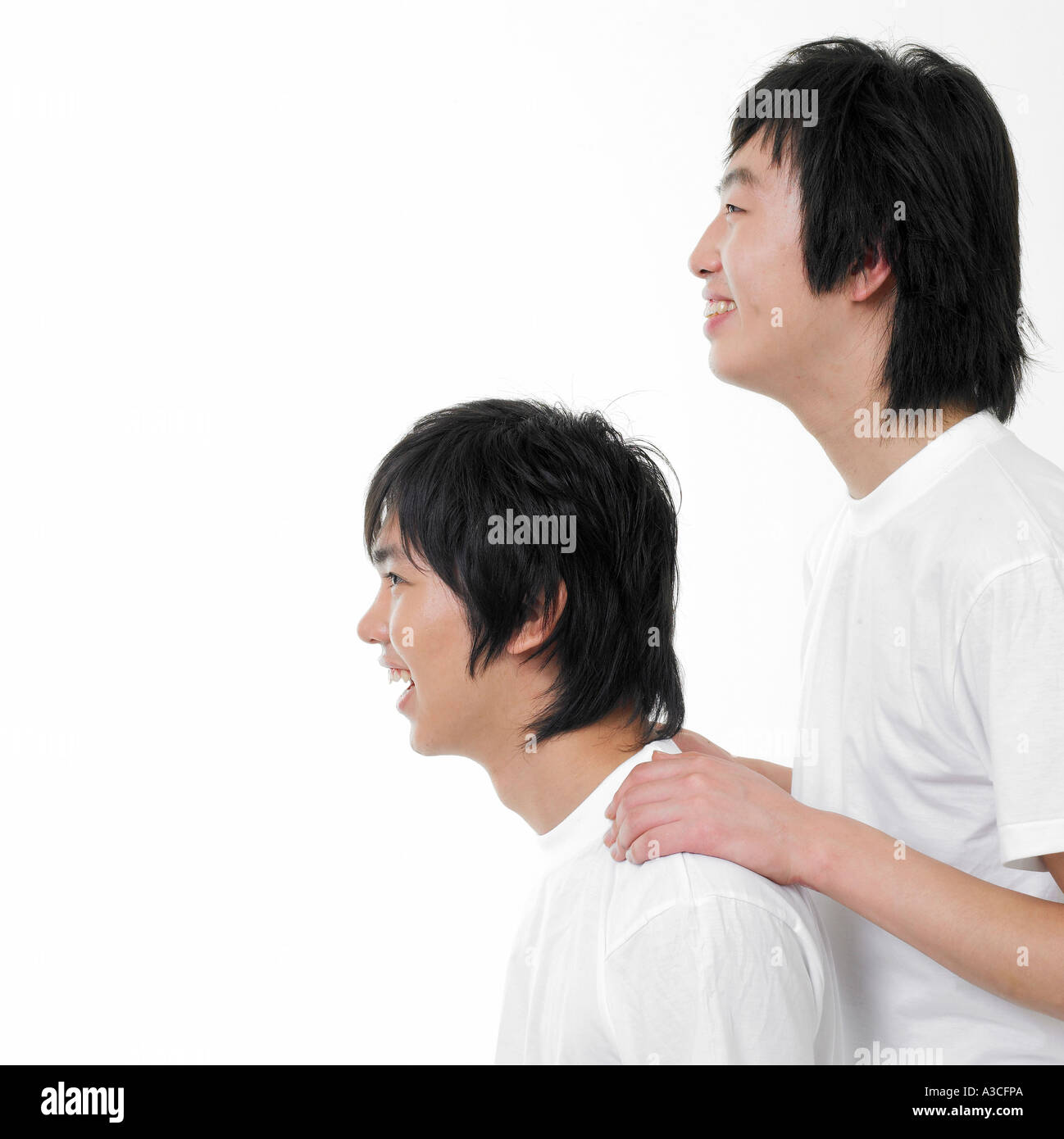 Teens putting their arms on each other's shoulder Stock Photo - Alamy