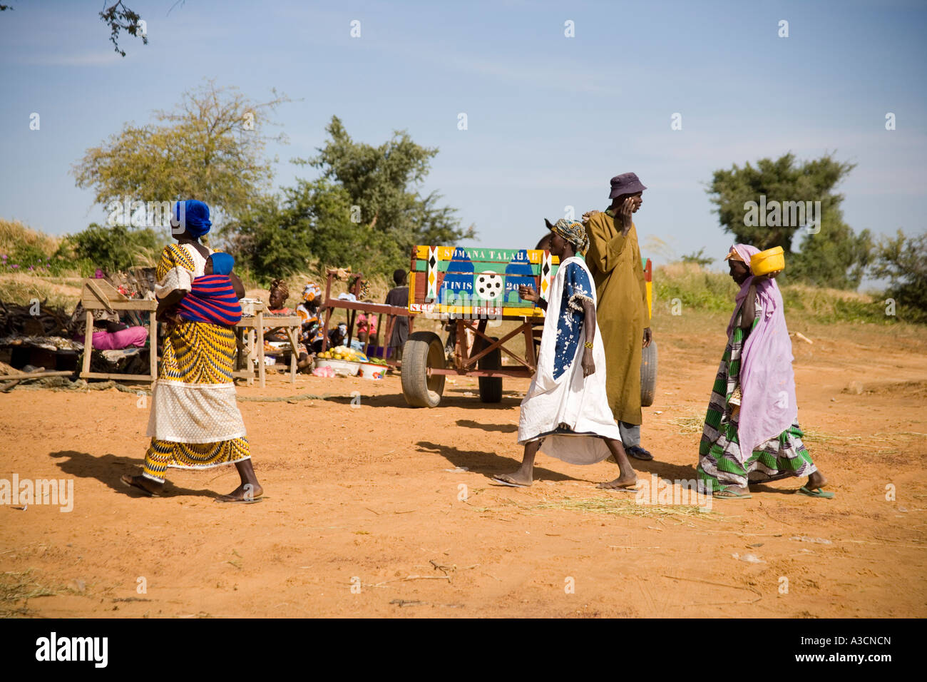 People on their way to the Monday market at Djenne by the Bani river ...