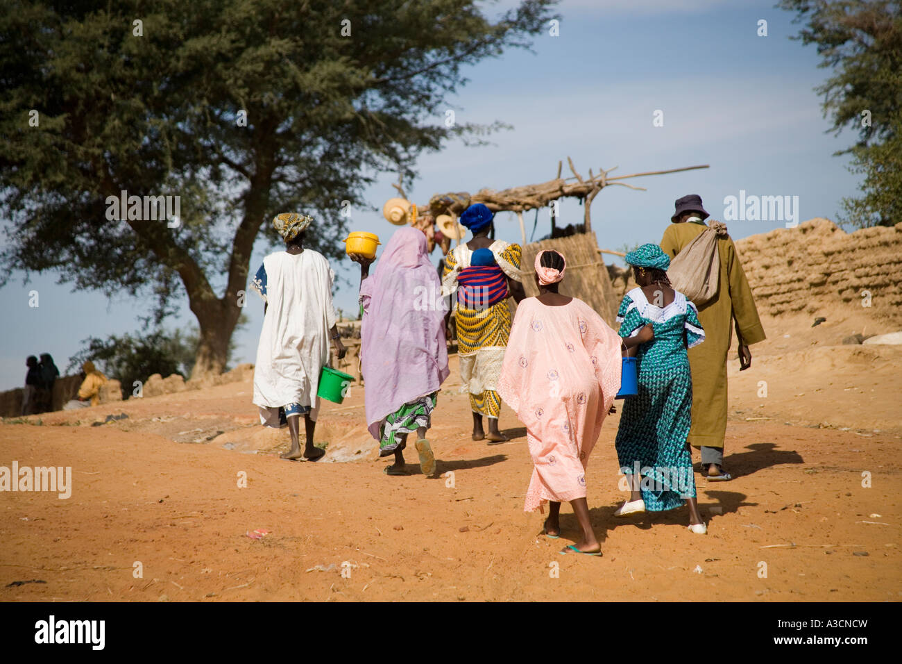 People on their way to the Monday market at Djenne by the Bani river ...