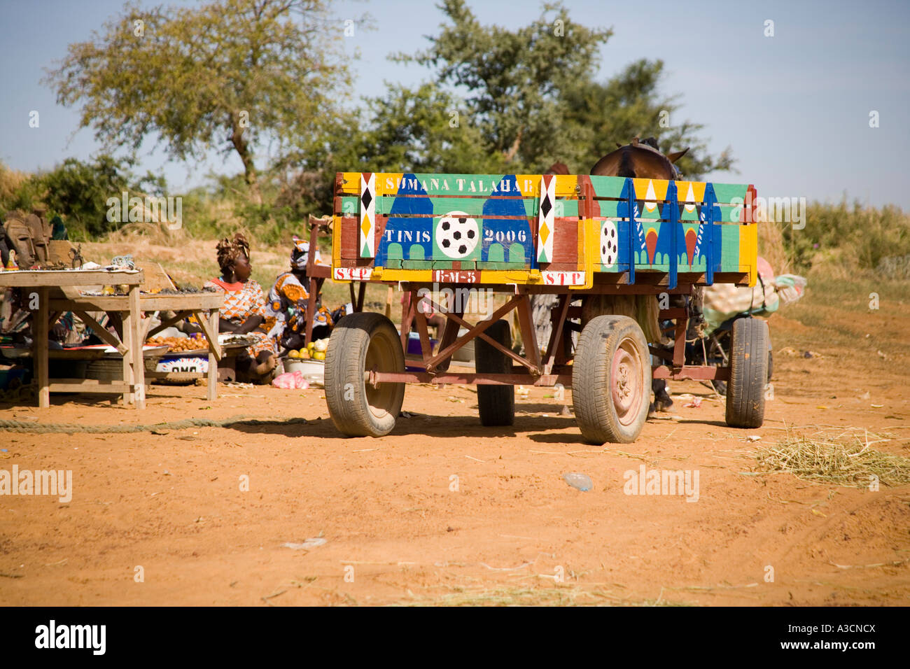 People on their way to the Monday market at Djenne by the Bani river ...