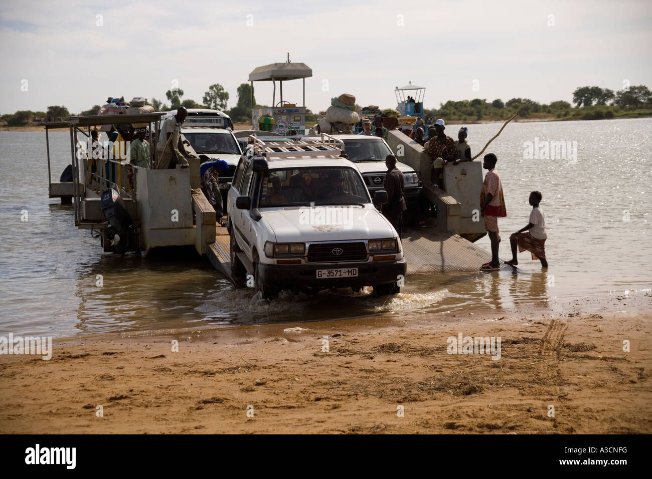 The ferry across the Bani river on route to the Monday market at Djenne ...