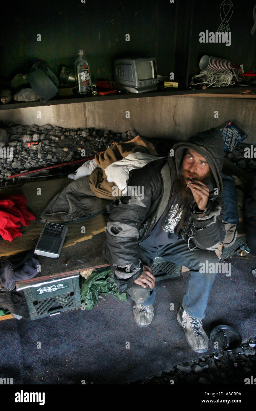 homeless men living under bridge ohio Stock Photo - Alamy