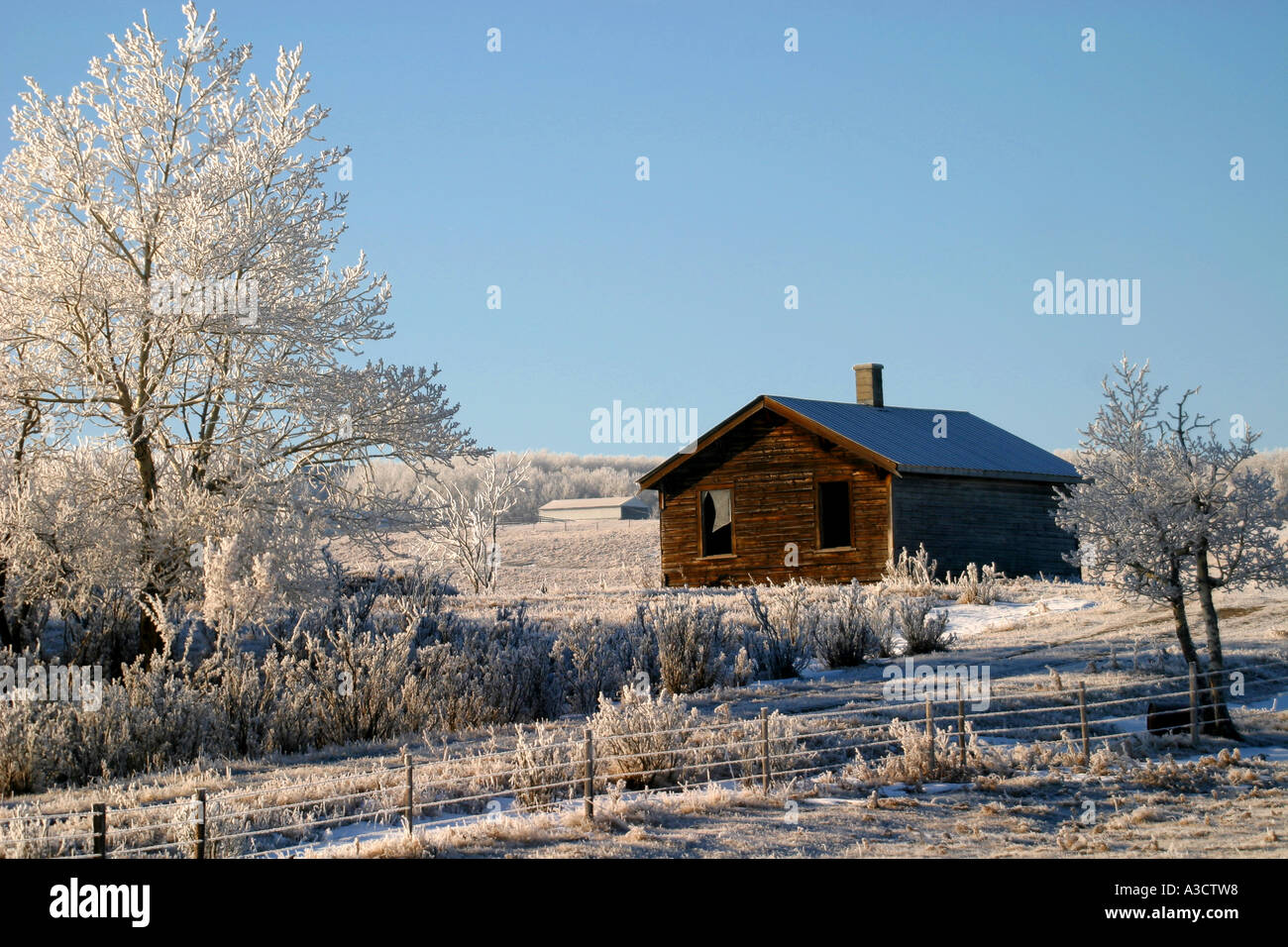 WINTER SCENES Old abandoned house home Stock Photo - Alamy